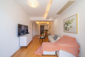 Apartamento Superior, 1 quarto, cozinha, Vista para a cidade | Sala | Smart TV