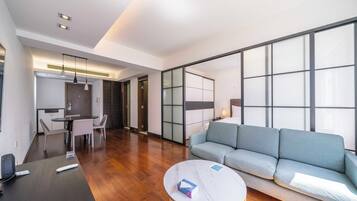 Apartamento superior, 1 quarto, cozinha, vista para a cidade | Sala de estar | Smart TV