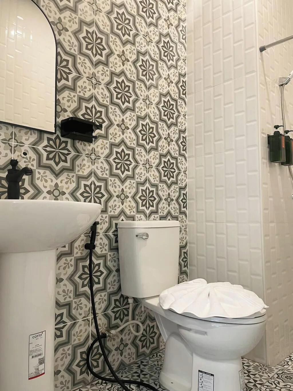 Quarto Duplo, lanai (alpendre havaiano) | Casa de banho | Um polibã, artigos de higiene pessoal grátis, toalhas fornecidas, sabão 