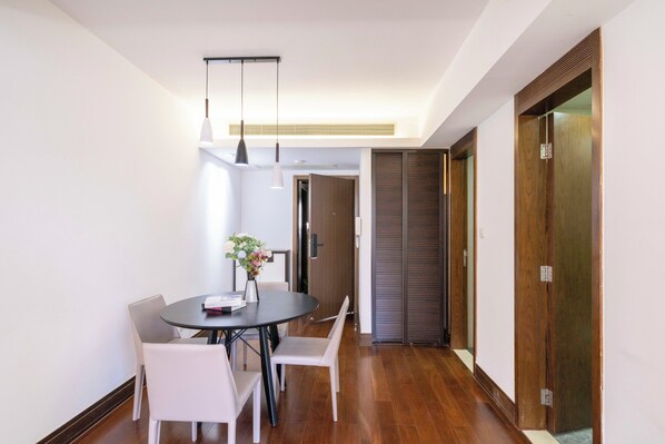 Apartamento Superior, 1 quarto, cozinha, Vista para a cidade | Sala | Smart TV