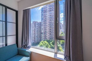 Apartamento Superior, 1 quarto, cozinha, Vista para a cidade | Sala | Smart TV