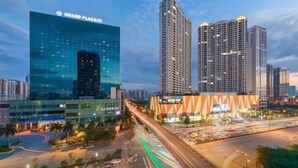 Um horizonte urbano moderno com edifícios altos, incluindo um prédio de vidro imponente identificado como 