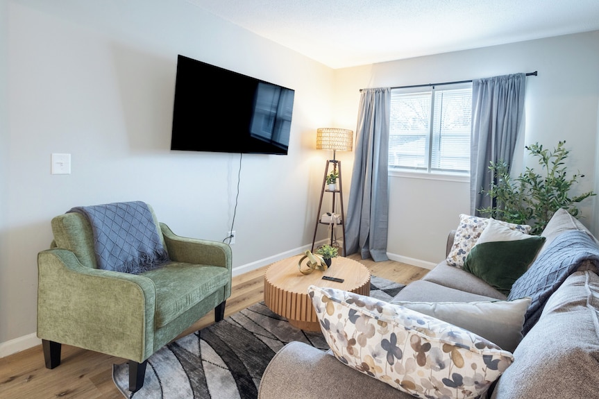 Cozy Stay Near Flint Hills Discovery Center - Kansas state university, Manhattan