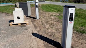Uma área de estacionamento com barreiras de concreto e uma placa indicando vaga.