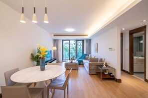 Apartamento Superior, 1 quarto, cozinha, Vista para a cidade | Sala | Smart TV