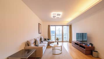 Apartamento superior, 2 quartos, cozinha, vista para a cidade | Sala de estar | Smart TV