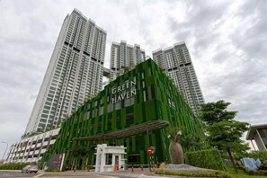 Um edifício moderno com o nome 'GREEN HAVEN' em destaque.