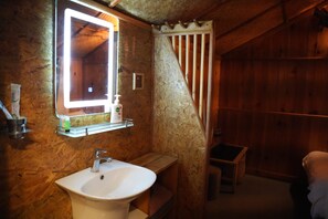 Quarto Twin Standard | Casa de banho | Artigos de higiene pessoal grátis, sabão, champô, papel higiénico