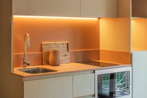 Estúdio conforto, 2 camas de solteiro, sacada, vista para a cidade | Cozinha privada | Frigobar, micro-ondas