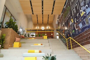 Área de estar no saguão