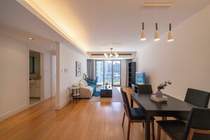 Apartamento superior, 1 quarto, cozinha, vista para a cidade | Sala de estar | Smart TV