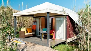 Tenda Deluxe | Cofre no quarto, Wi-fi grátis, acesso para cadeira de rodas