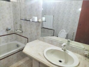 Chuveiro, toalhas de banho, sabonete, shampoo