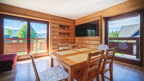 Apartament B 5 z widokiem na góry | Sala de estar | TV de ecrã plano 