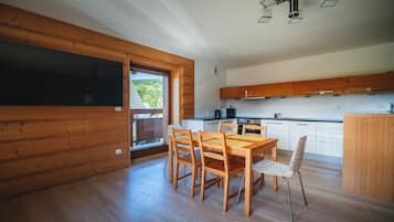 Apartament B 5 z widokiem na góry | Cozinha privada | Um frigorífico/congelador grande, uma placa de cozinha