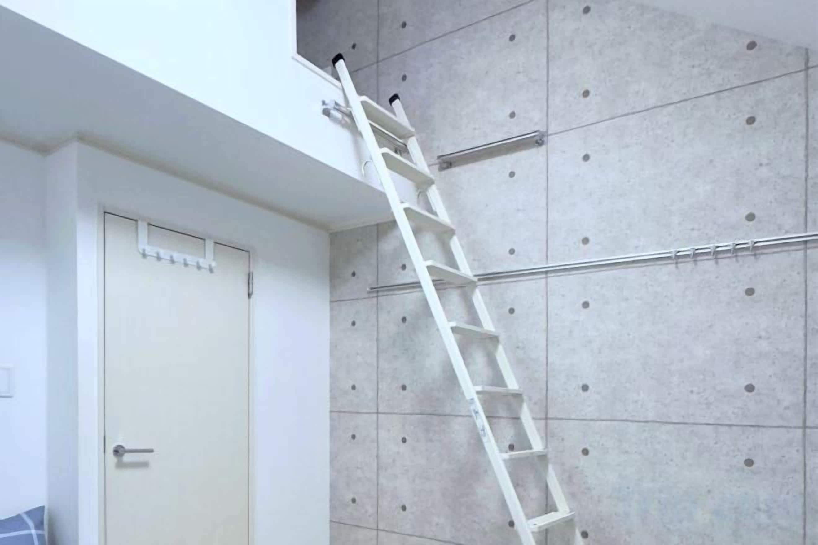 Uma porta branca com uma pequena janela e uma parede branca com padrão de azulejos.