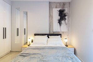 Apartamento, 2 quartos, sacada, vista para a cidade | Cortinas blackout, ferros/tábuas de passar roupa, Wi-Fi de cortesia