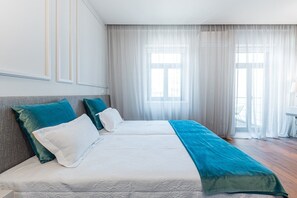 Apartamento (Room with Balcony) | Secretária, secretária adequada para computadores portáteis 