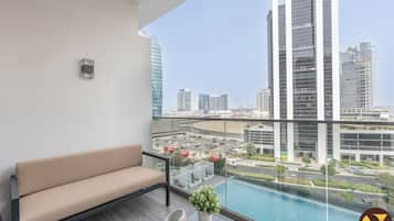 Apartamento de Luxo, varanda, vista para a piscina | Ferro/tábua de engomar, berços/camas para crianças, Wi-fi grátis