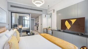 Apartamento de Luxo, varanda, vista para a piscina | Ferro/tábua de engomar, berços/camas para crianças, Wi-fi grátis