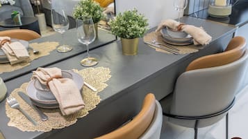 Apartamento de Luxo, varanda, vista para a piscina | Ferro/tábua de engomar, berços/camas para crianças, Wi-fi grátis