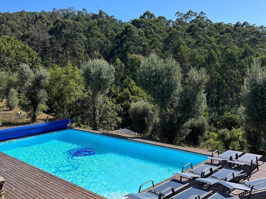 Piscina exterior sazonal, guarda-sóis, espreguiçadeiras