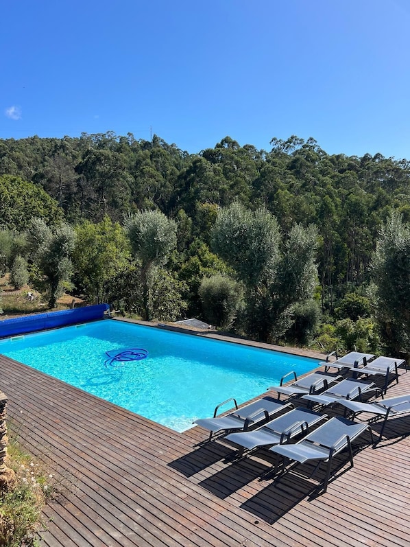 Piscina exterior sazonal, guarda-sóis, espreguiçadeiras