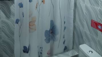 Um polibã e uma banheira separados, toalhas fornecidas, sabão, champô