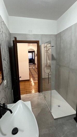 Quarto Triplo Clássico, vista para o pátio | Casa de banho | Um polibã, toalhas fornecidas, sabão, champô 