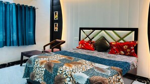 Quarto moderno com uma cama, uma cadeira e um ar condicionado fixado na parede.