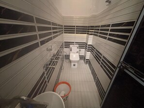 Um polibã, artigos de higiene pessoal grátis, chinelos