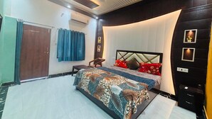 Quarto moderno com uma cama grande, ventoinha no teto e armário embutido.