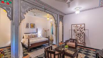 Quarto casal superior, varanda, vista para o pátio | Escrivaninha, ferros/tábuas de passar roupa, Wi-Fi de cortesia