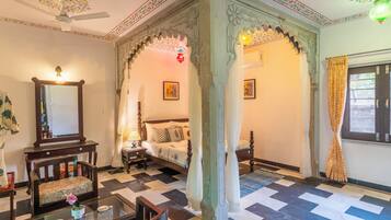 Suíte superluxo, varanda, vista para o pátio | Escrivaninha, ferros/tábuas de passar roupa, Wi-Fi de cortesia