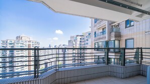 Varanda com vista para edifícios altos.