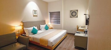 Quarto Executivo | Cofre no quarto, secretária 