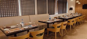Pequenos-almoços servidos, cozinha local e internacional