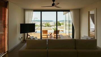 Villa Nobre, não fumadores, vista para a colina | Sala de estar | Smart TV de 55 polegadas com canais por cabo