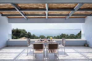 Vila família, vista para a piscina | Sacada