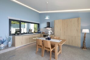 Vila família, vista para a piscina | Cozinha privada