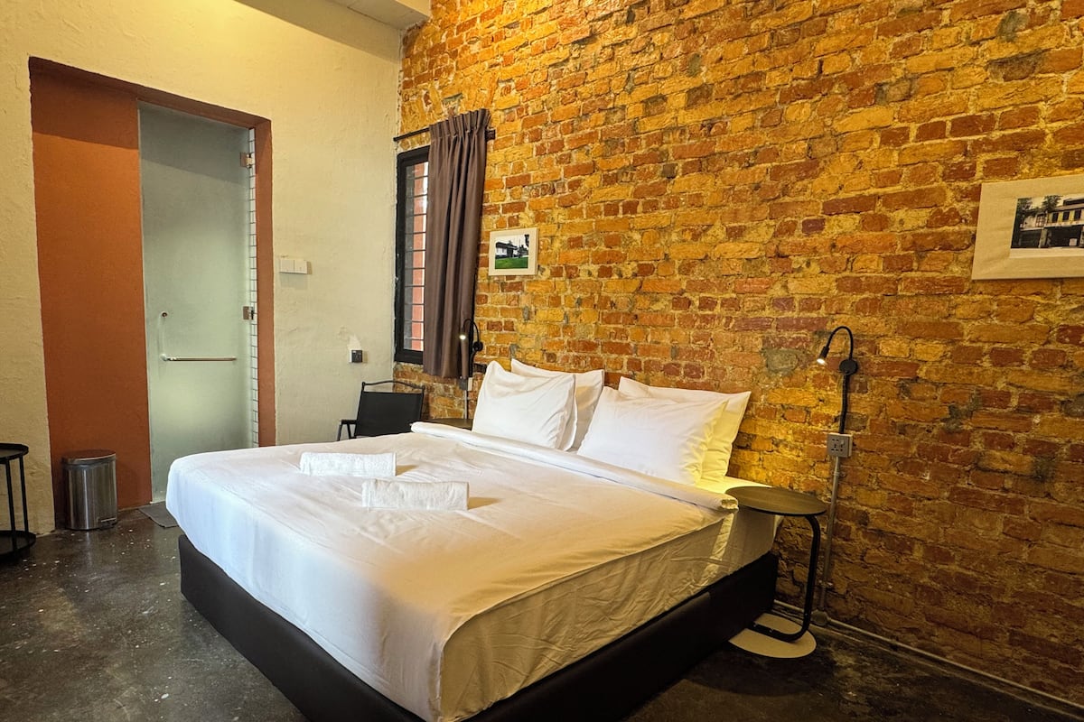 Quarto duplo superior, vista para a cidade | Cortinas blackout, ferros/tábuas de passar roupa, Wi-Fi de cortesia