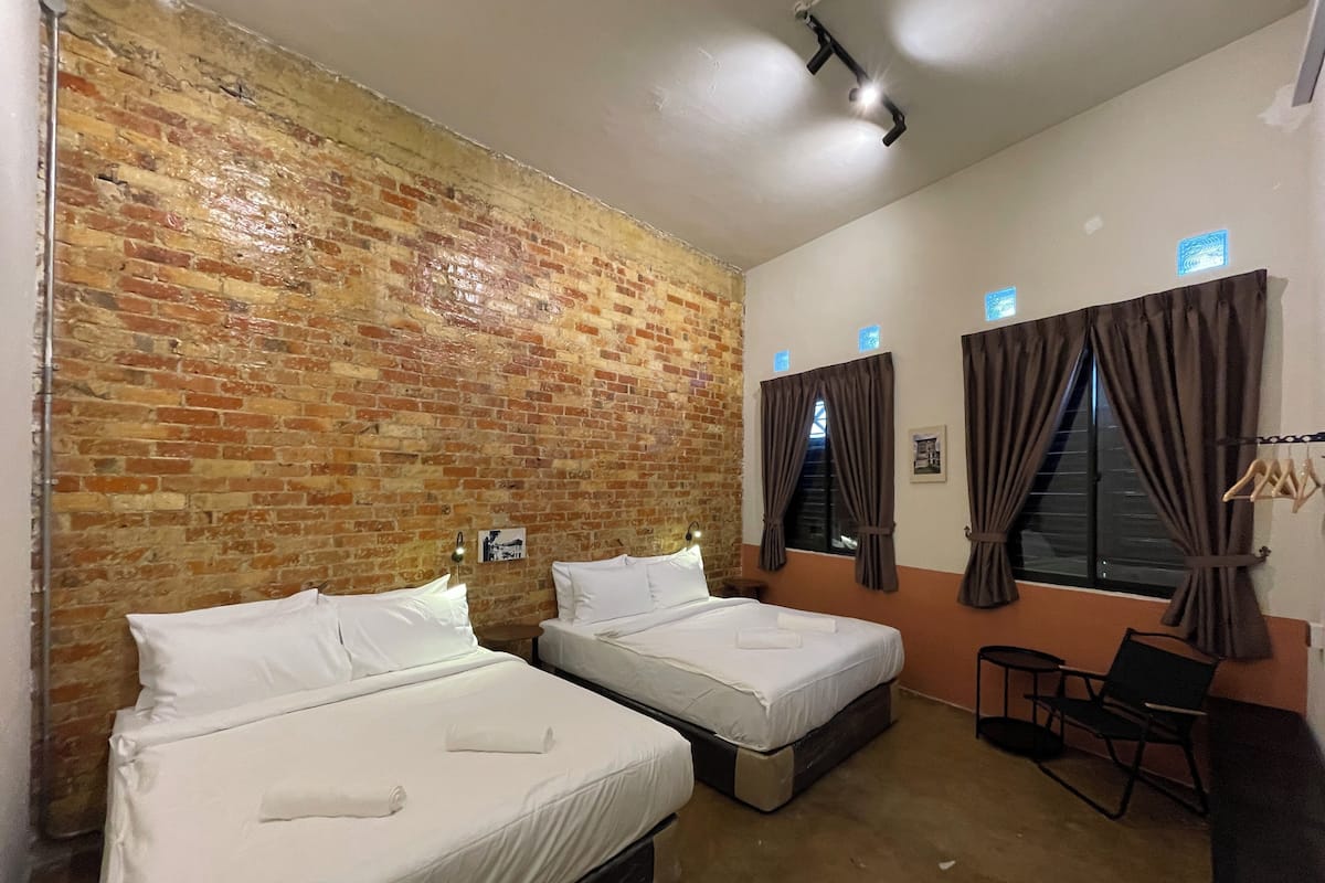 Quarto quádruplo família, vista para a cidade | Cortinas blackout, ferros/tábuas de passar roupa, Wi-Fi de cortesia