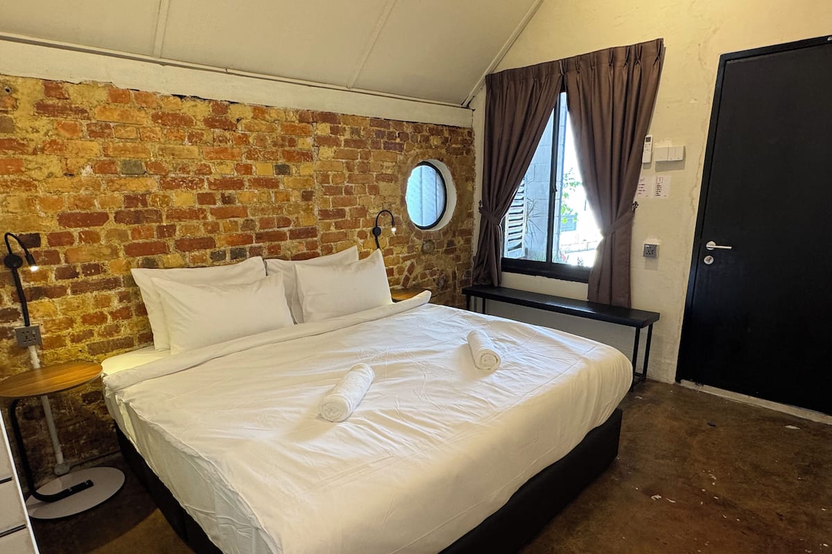 Quarto casal luxo, 1 cama King, vista para a cidade | Cortinas blackout, ferros/tábuas de passar roupa, Wi-Fi de cortesia