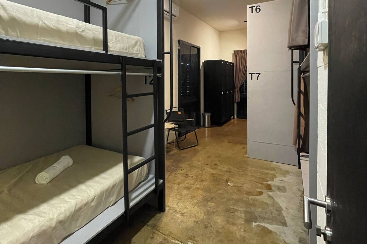 Dormitório compartilhado, em dormitório misto, vista para a cidade | Cortinas blackout, ferros/tábuas de passar roupa, Wi-Fi de cortesia