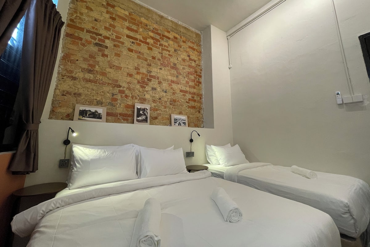 Quarto triplo, vista para a cidade | Cortinas blackout, ferros/tábuas de passar roupa, Wi-Fi de cortesia