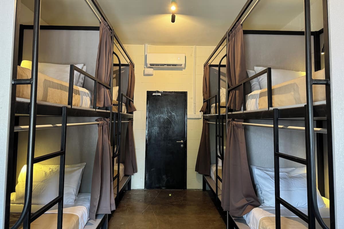 Dormitório compartilhado superluxo, em dormitório misto, vista para a cidade | Cortinas blackout, ferros/tábuas de passar roupa, Wi-Fi de cortesia