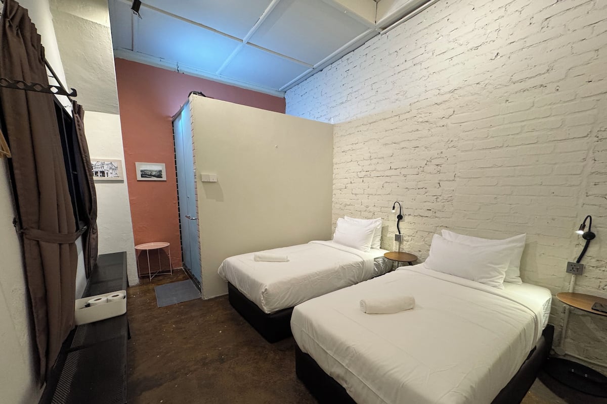 Quarto duplo luxo, vista para a cidade | Cortinas blackout, ferros/tábuas de passar roupa, Wi-Fi de cortesia