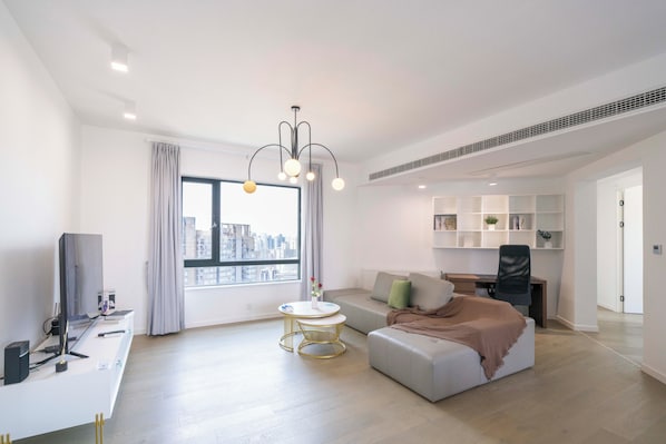 Apartamento Superior, 4 quartos, varanda, Vista para a cidade | Sala | Smart TV