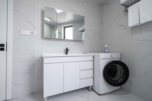 Apartamento Superior, 4 quartos, varanda, Vista para a cidade | Casa de banho | Chinelos