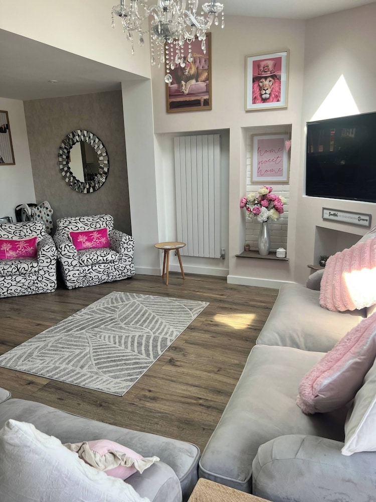 Staysolihull, Large Spacious Corner House, - Solihull